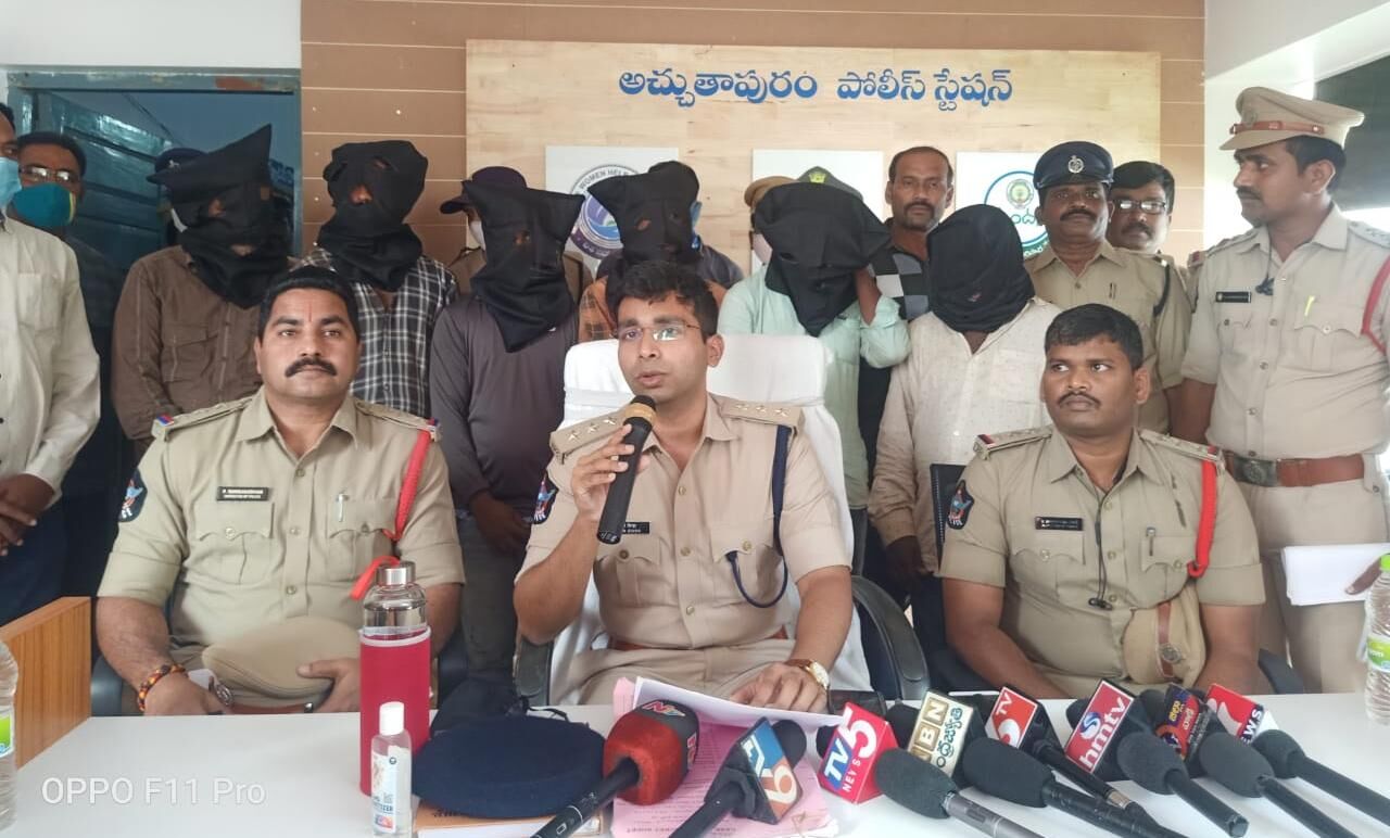 6-member gang involved in Chodapalle robbery nabbed, Rs. 73k recovered
