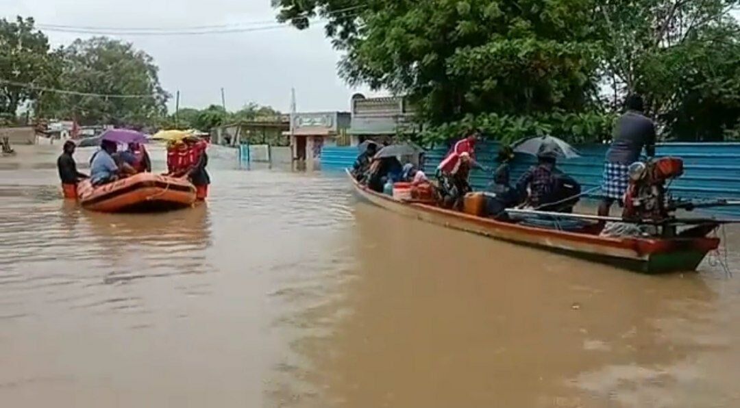 Andhra floods: 15L cusecs water released from Godavari; several Lanka ...