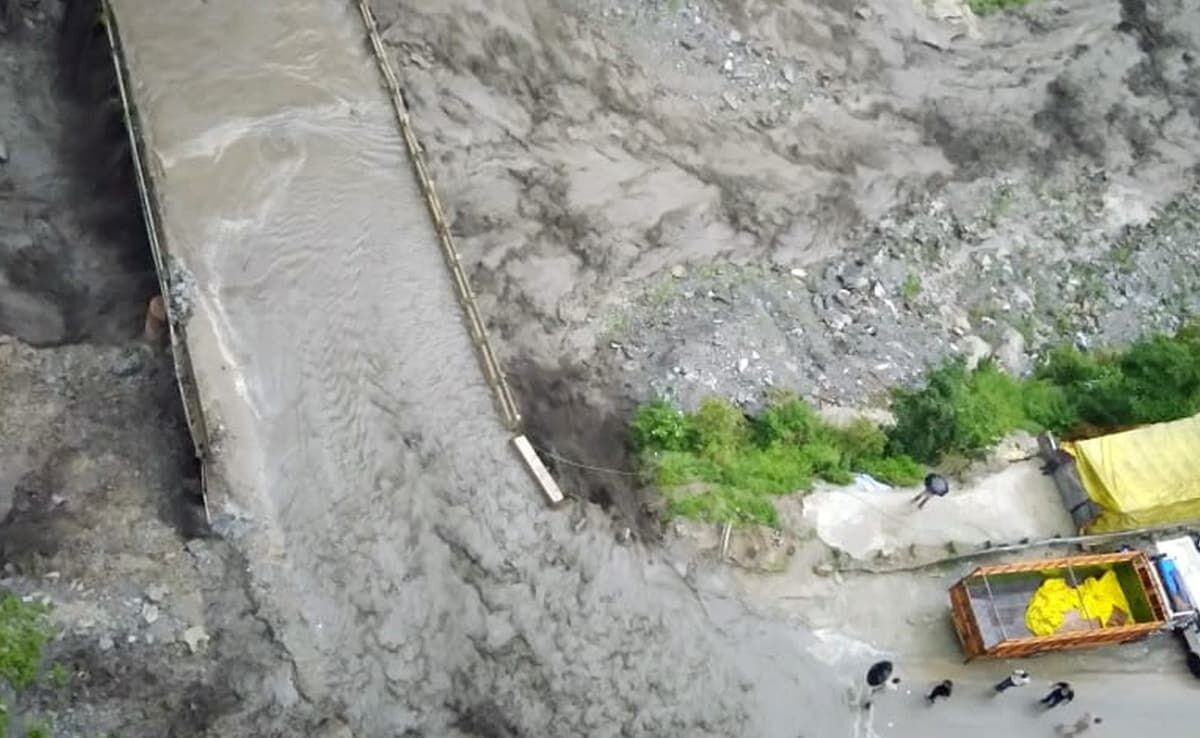Himachal flash floods: Commuters stranded as highway blocked