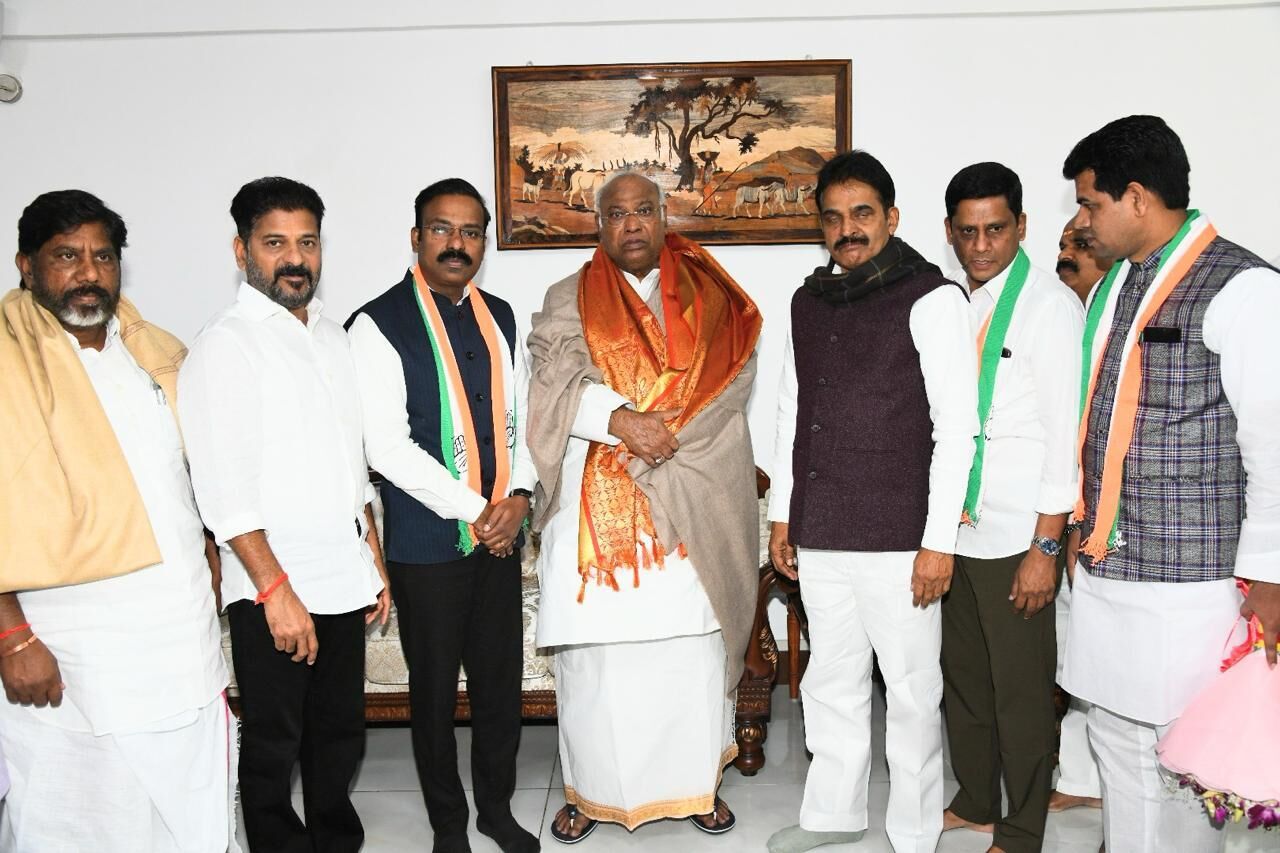 Setback to BRS as Peddapalli MP Venkatesh Netha joins Congress in Delhi
