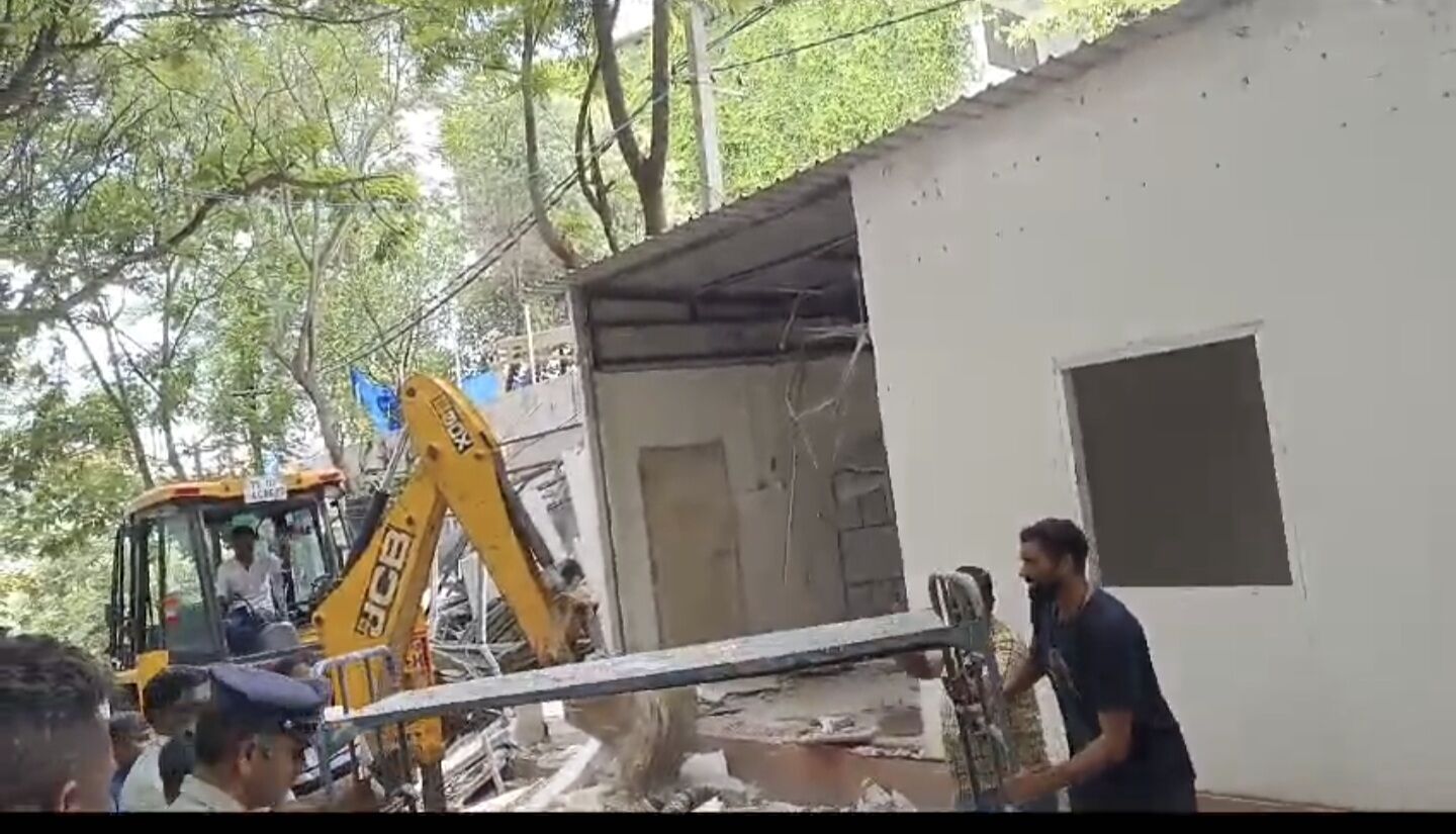 Hyderabad: ‘Illegal’ guard room in front of ex-AP CM Jagan’s home ...