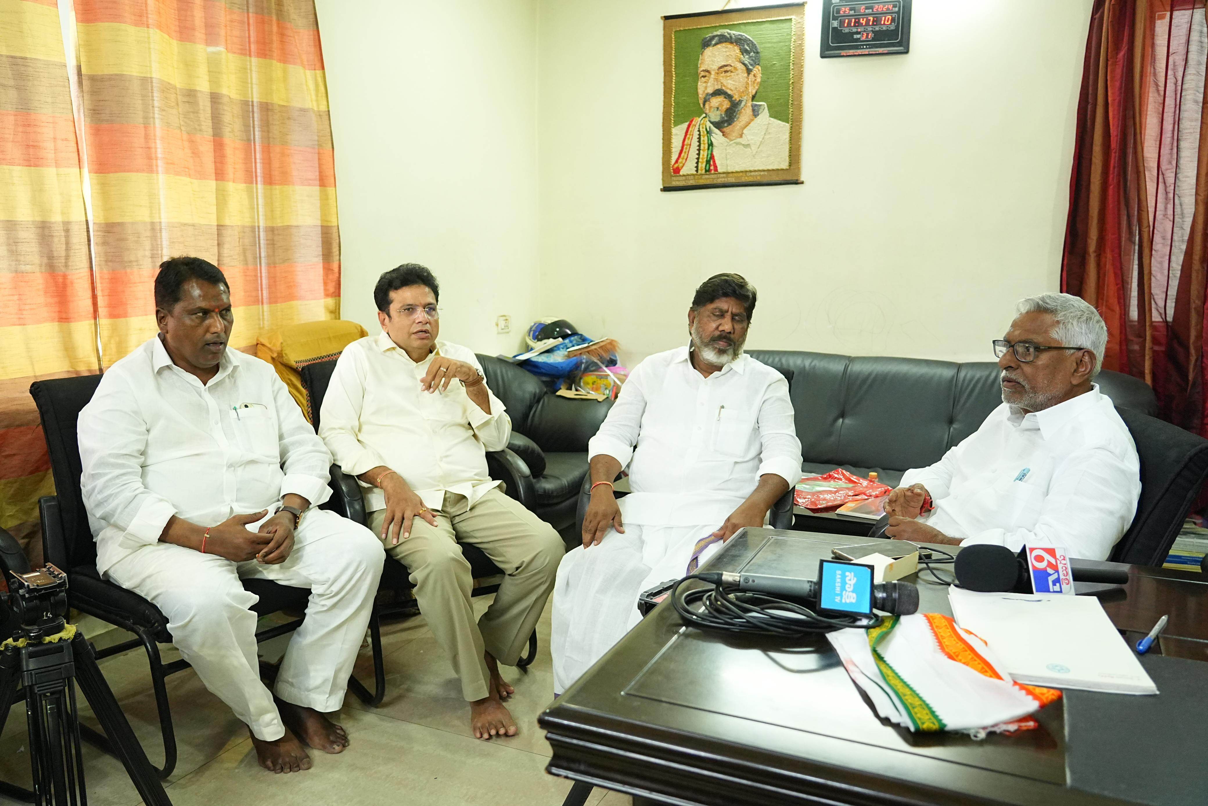 BRS MLA Sanjay’s joining: Telangana Congress sends teams to pacify Jeevan Reddy