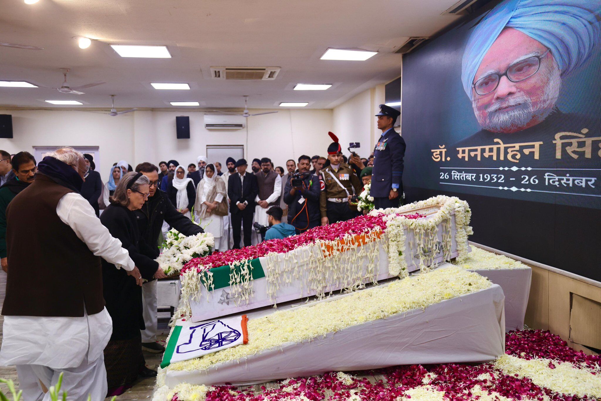 Congress leaders pay last respects to ex-PM Manmohan Singh at AICC ...
