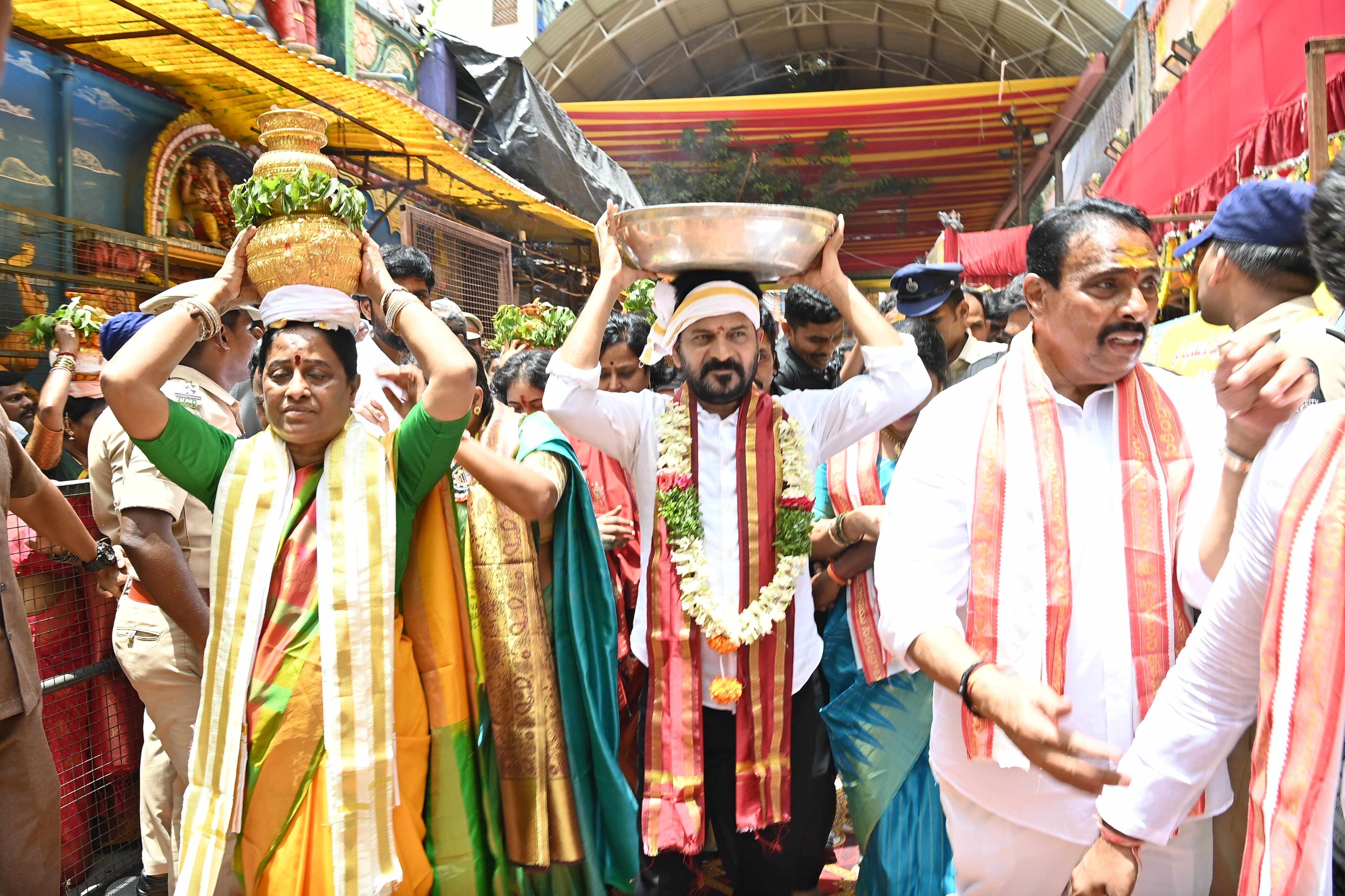 Thousands visit Ujjaini Mahankali temple for Bonalu in Secunderabad; CM ...