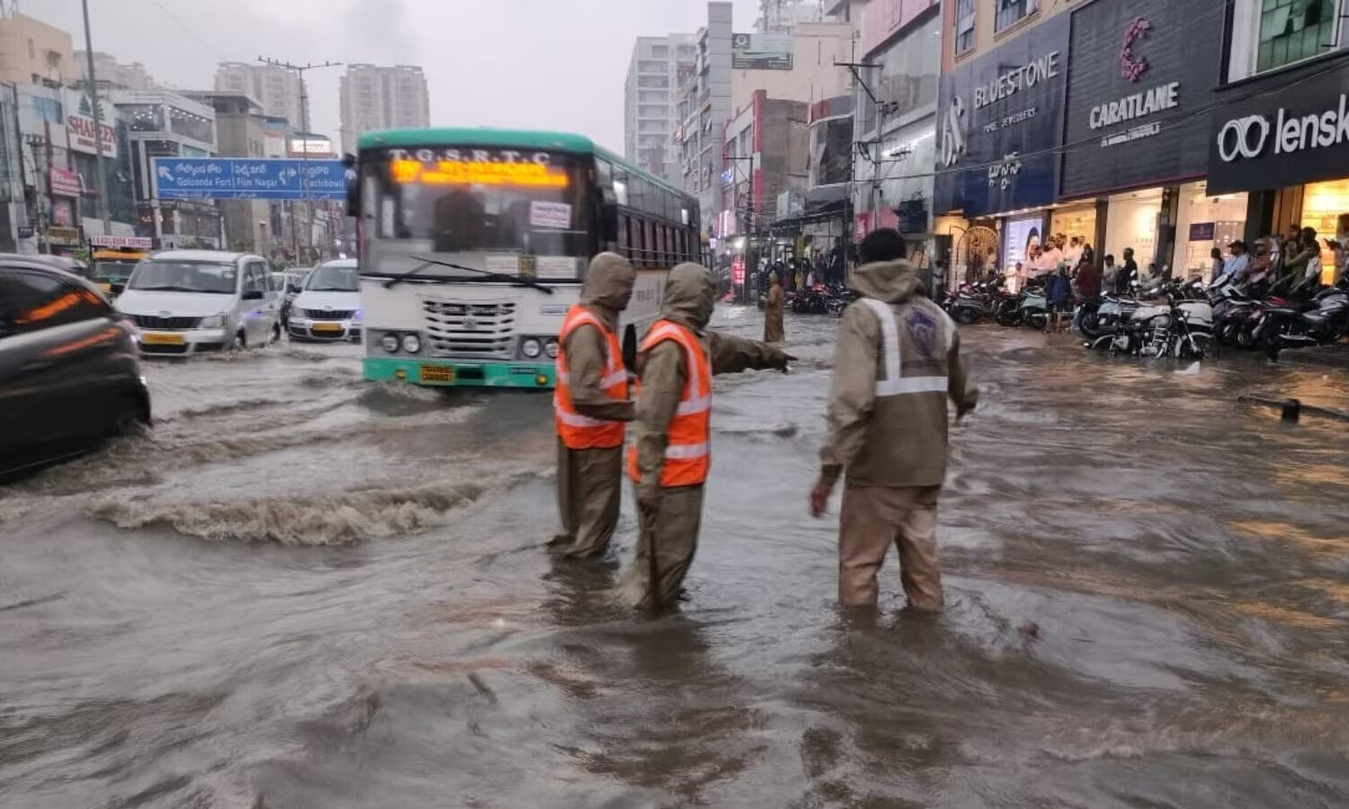 Traffic snarls, waterlogging, flood alerts: Sudden heavy downpour on ...